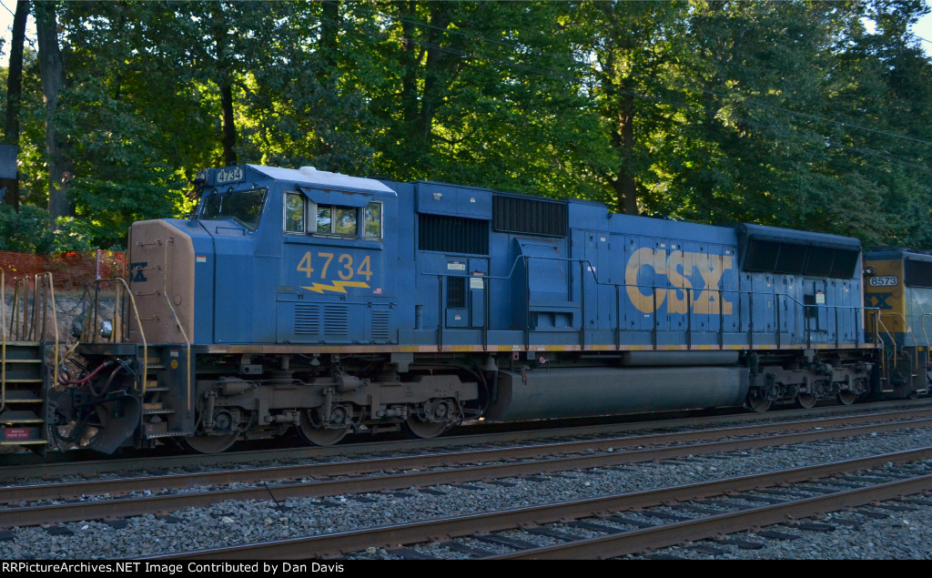 CSX SD70AC 4734 in the middle on S702-15